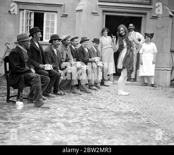 Miss Edna Maude, dancer , on holiday at Bridgewater. 1921 Stock Photo ...