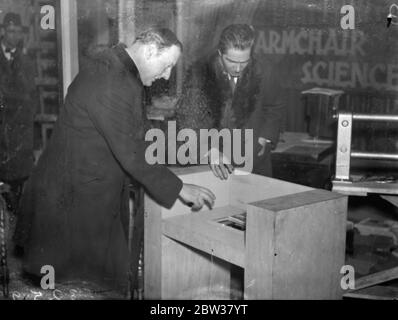 Professor Low demonstrated his invisible ray apparatus to Lieutenant ...