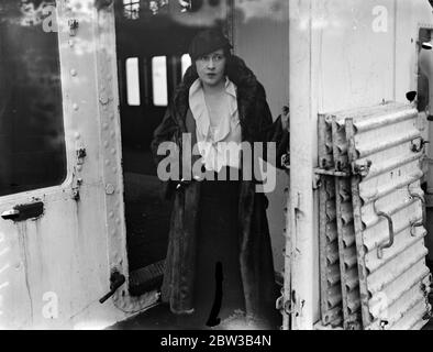 Lady Thelma Furness (l) and her twin sister Gloria Vanderbilt arrive at ...