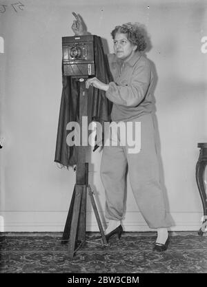 Exhibition of photographs of Gerty Simon . 13 November 1934 Stock Photo ...