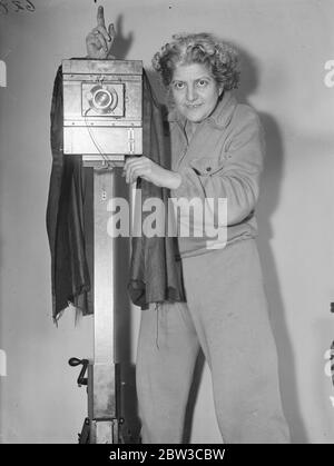 Exhibition of photographs of Gerty Simon . 13 November 1934 Stock Photo ...