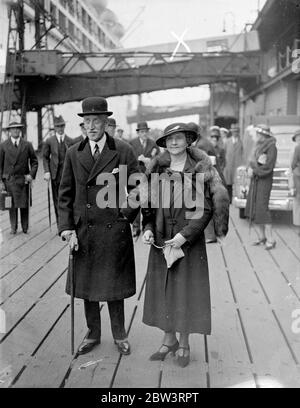 Lord Willingdon , ex viceroy , arrives at Tilbury with Lady Willingdon ...