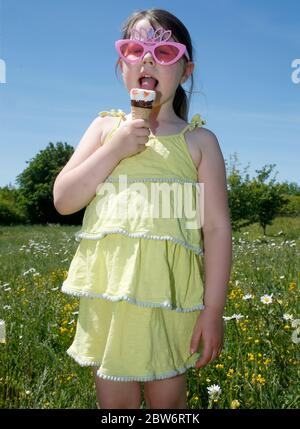 Cambridge, UK. 30th May 2020. Ivy Mitchell, 4 years old enjoys an ice ...