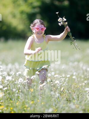 Cambridge, UK. 30th May 2020. Ivy Mitchell, 4 years old enjoys an ice ...