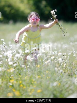 Cambridge, UK. 30th May 2020. Ivy Mitchell, 4 years old enjoys an ice ...