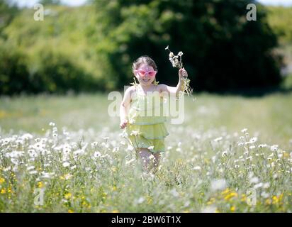 Cambridge, UK. 30th May 2020. Ivy Mitchell, 4 years old enjoys an ice ...