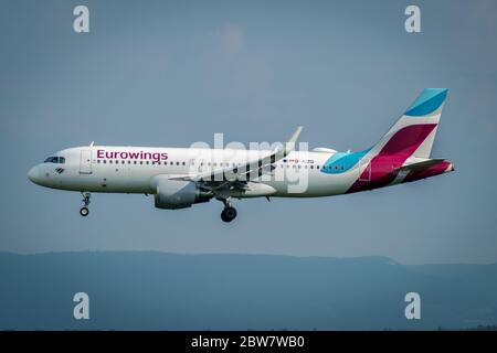 Flughafen Stuttgart. Flugzeug beim Start. Luftfahrzeugkennzeichen: TC ...