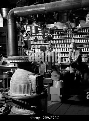 1930s 1940s MAN GENERAL STORE PHARMACY PHARMACIST Stock Photo - Alamy