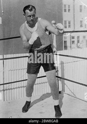 1930 World boxing championship - Phil Scott is counted out having being ...