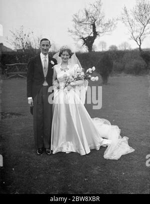 Jones E and Miss Easton , bride and bridegroom . 1938 Stock Photo - Alamy