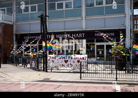 The White Hart a roadside pub bar restaurant in Beaconsfield old town ...