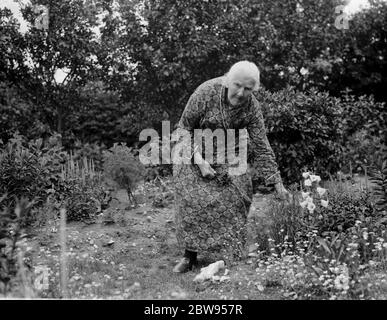 Mrs Matilda Jefferies of Chelsfield , Kent . 1936 Stock Photo - Alamy