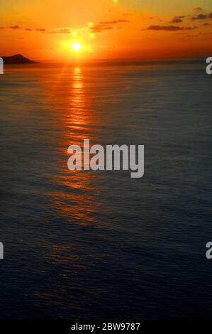Sun rising over the Diamond Head mountain on Oahu, Hawaii Stock Photo ...