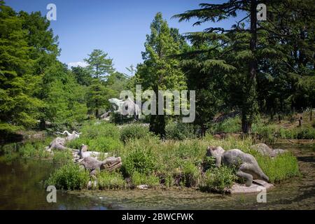 Sculptures of dinosaurs and other extinct animals at Crystal Palace in ...