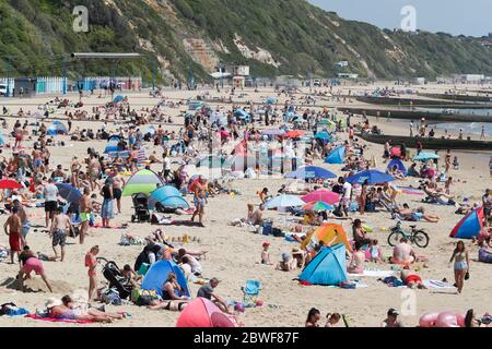 Bournemouth, UK. 1st June 2020. By Lunchtime Bournemouth beach was ...