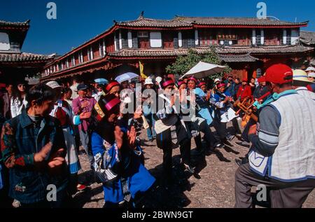 TRADITIONAL NAXI DANCES IN SIFANG JIE MAIN PLAZA OF LIJIANG, ANCIENT ...
