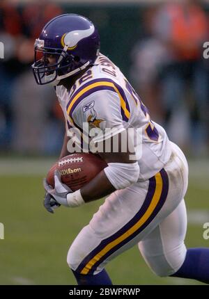 Oakland, United States. 16th Nov, 2003. Minnesota Vikings receiver Nate ...
