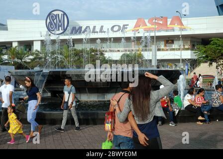 Crowds gather outside SM Mall of Asia, Mall of Asia, Pasay City, Manila ...