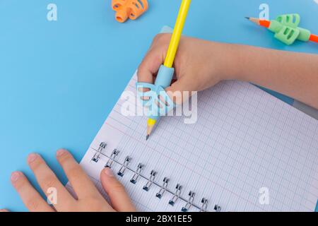 ergonomic training pencil holder, preschooler handwriting, kids ...