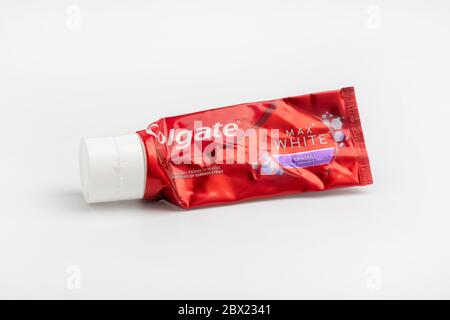 A squeezed and flattened tube of toothpaste Stock Photo - Alamy