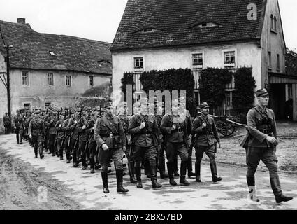 Marching in lockstep Stock Photo - Alamy