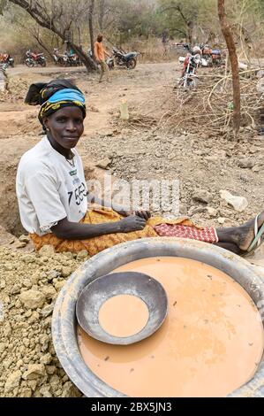 MALI, Kayes, Sadiola, artisanal gold mining at Camp SIRIMANA / Klein ...