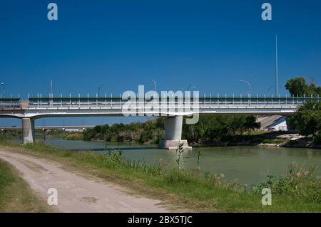 Bridge over Rio Grande, border crossing from Hidalgo, Texas to Reynosa ...