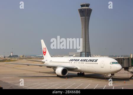 Japan Airlines Boeing 767-300ER JA652J Stock Photo - Alamy