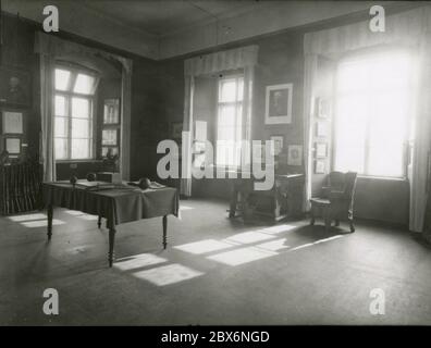 Visit to the Friedrichs Museum. Heinrich Hoffmann Photographs 1933 ...