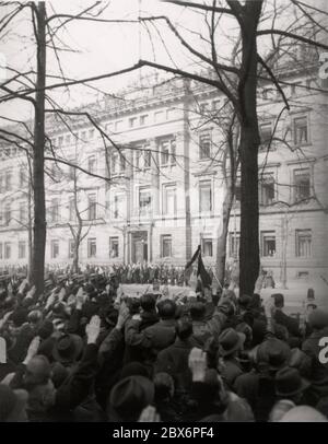 Deployment of the police under the linden trees. Heinrich Hoffmann ...