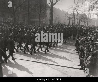Deployment of the police under the linden trees. Heinrich Hoffmann ...