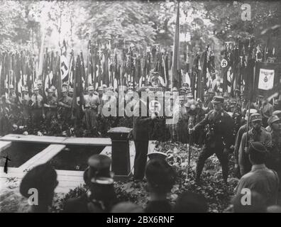 Goebbels speaks at the grave Heinrich Hoffmann Photographs 1933 Adolf ...