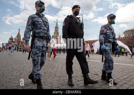 Russian Rosguardia (National Guard) soldiers stand guard during New ...