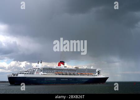 RMS Queen Mary 2. qm2. Lifeboats Stock Photo - Alamy