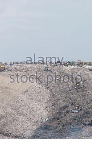 The Philippines, Manila, garbage dump, 'Smokey Mountain', locals Stock ...