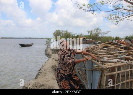 Assasuni, Satkhira, Bangladesh. 5th June, 2020. Women are seen crossing ...