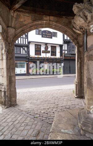 Haunch of Venison pub and restaurant framed by stone arch Stock Photo ...