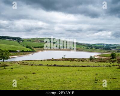 Castleshaw Lower Reservoir with Castleshaw Centre in the distance ...