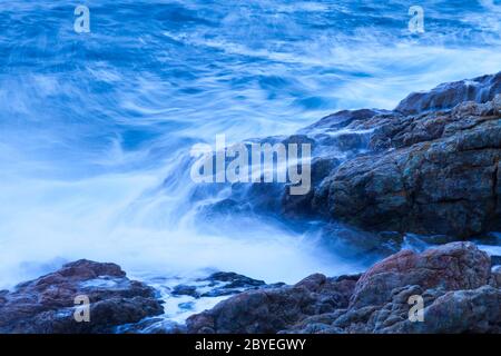 Photo background of blue foaming waves in motion ocean on a sunny day ...