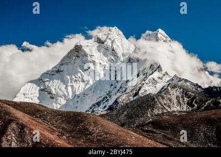 Sherpa village and famous mountain Ama Dablam Stock Photo - Alamy