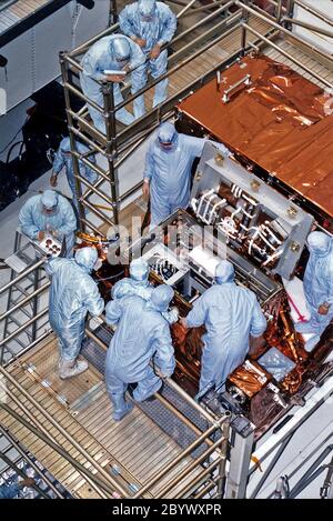 KENNEDY SPACE CENTER, FLA. - Workers in the Orbiter Processing Facility ...