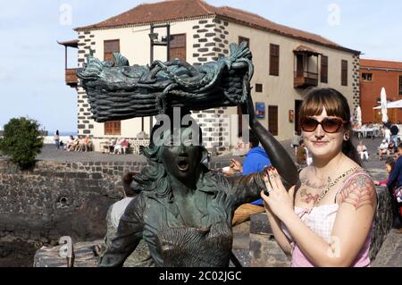 Sculpture The fishmonger at the harbour Stock Photo - Alamy