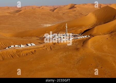 An oil company rig drilling for oil, Sahara desert Stock Photo - Alamy