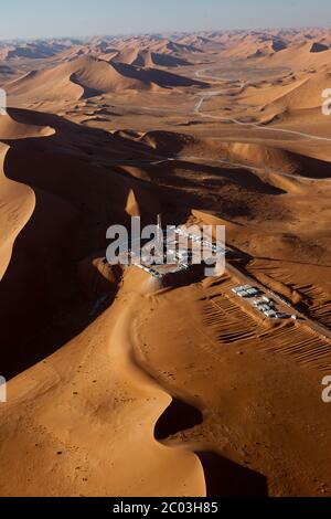 An oil company rig drilling for oil, Sahara desert Stock Photo - Alamy