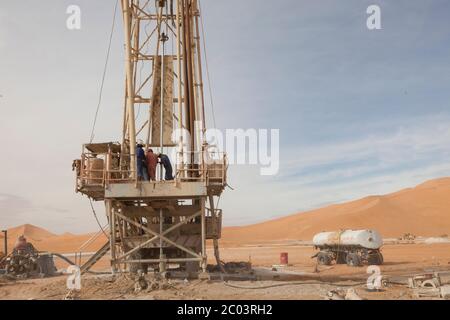 An oil company rig drilling for oil, Sahara desert Stock Photo - Alamy