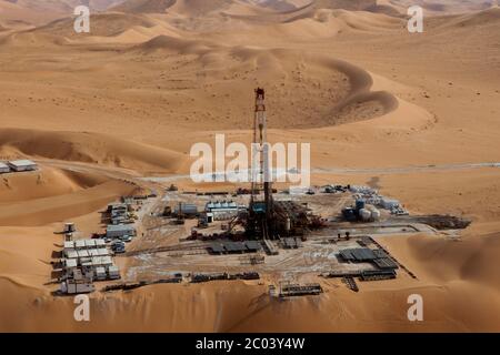 An oil company rig drilling for oil, Sahara desert Stock Photo - Alamy