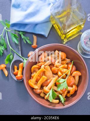 Marinated mushroom - small honey agaric in the bowl Stock Photo - Alamy