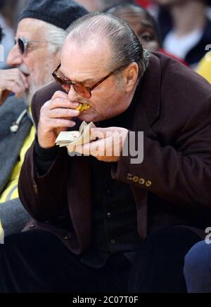Jack Nicholson eating a snack at the Los Angeles Lakers basketball game ...