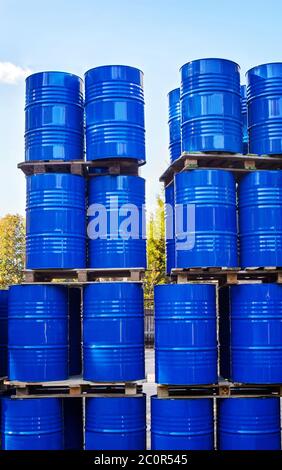 Drums of chemical production in the storage of waste Drums of chemical ...