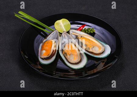 Half mussels with lime and green pepper Stock Photo - Alamy
